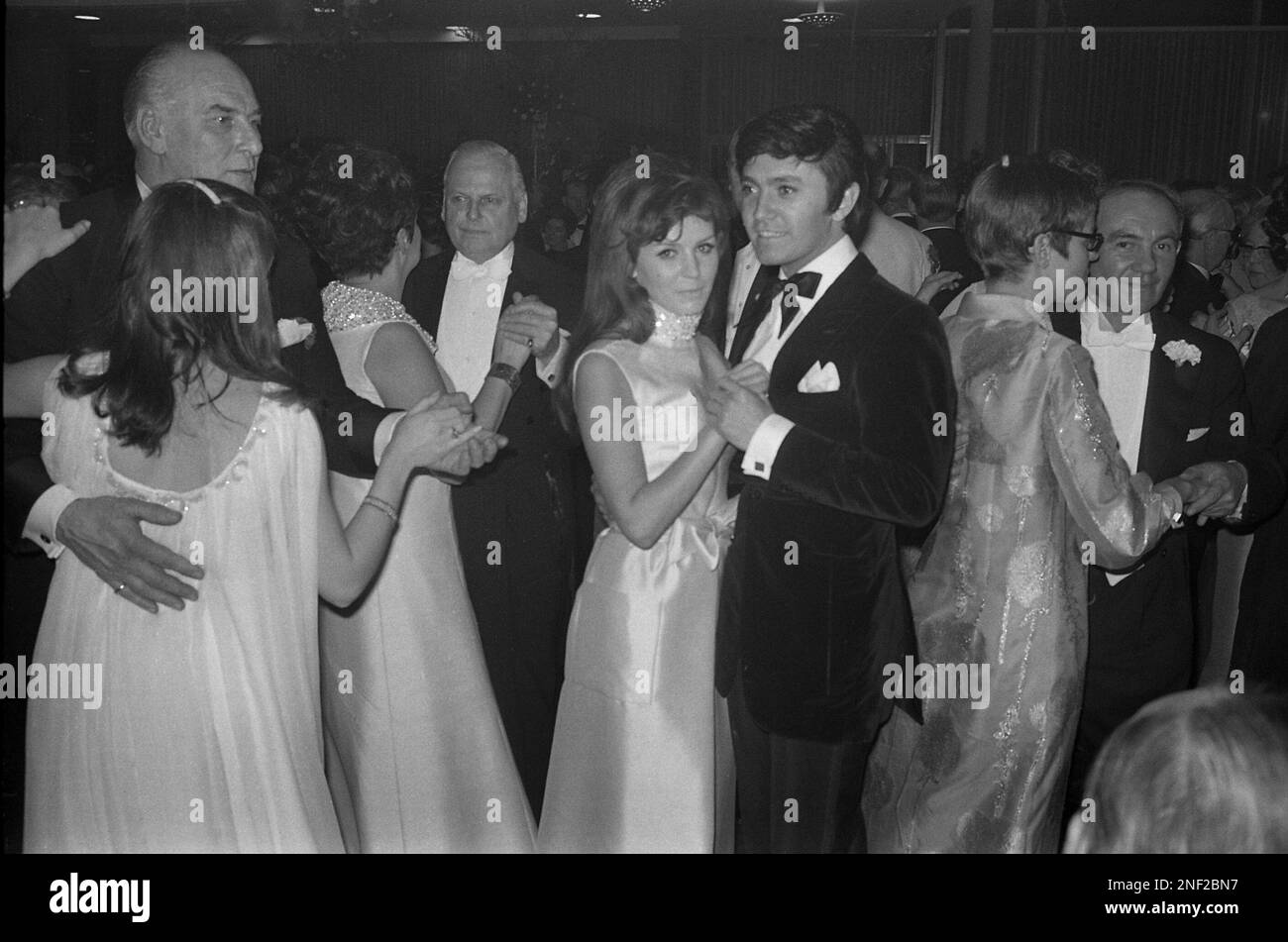 German crooner Rex Gildo and singer Manuela dancing at the press ball ...