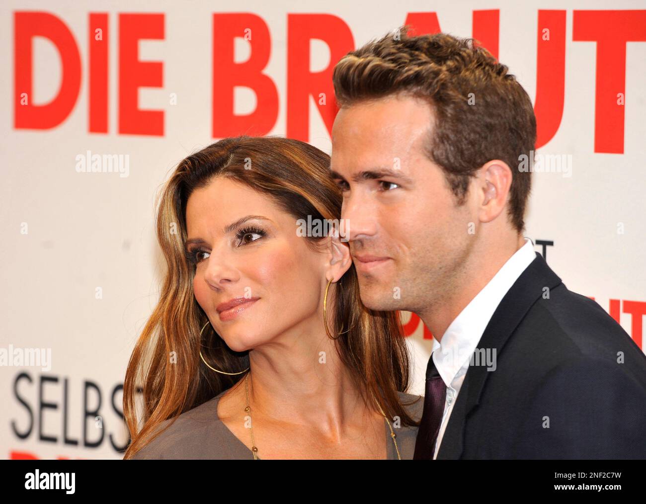 US actress Sandra Bullock, left, and actor Ryan Reynolds pose prior to ...