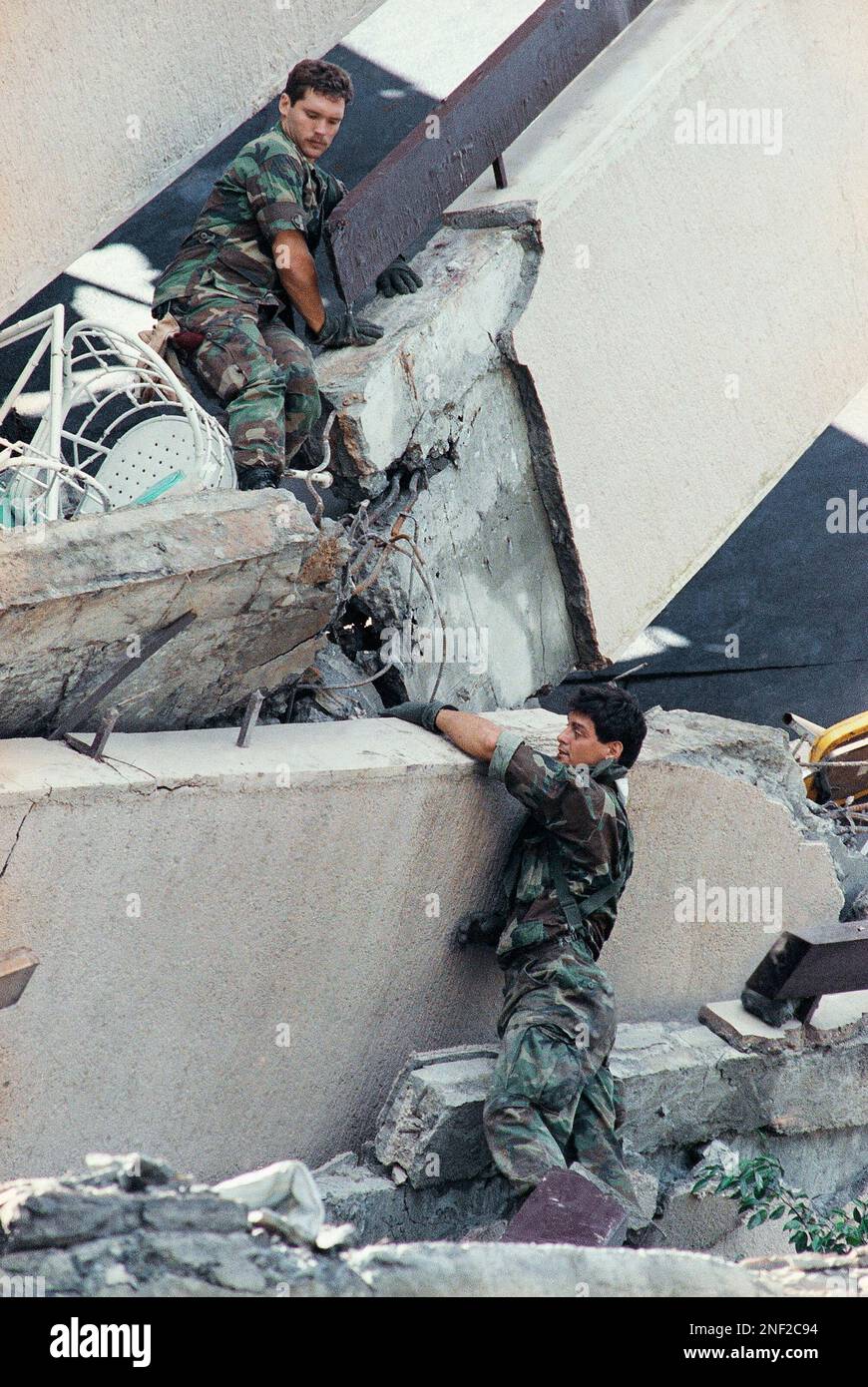 American troops scale up the collapsed building of Hyatt Hotel in ...