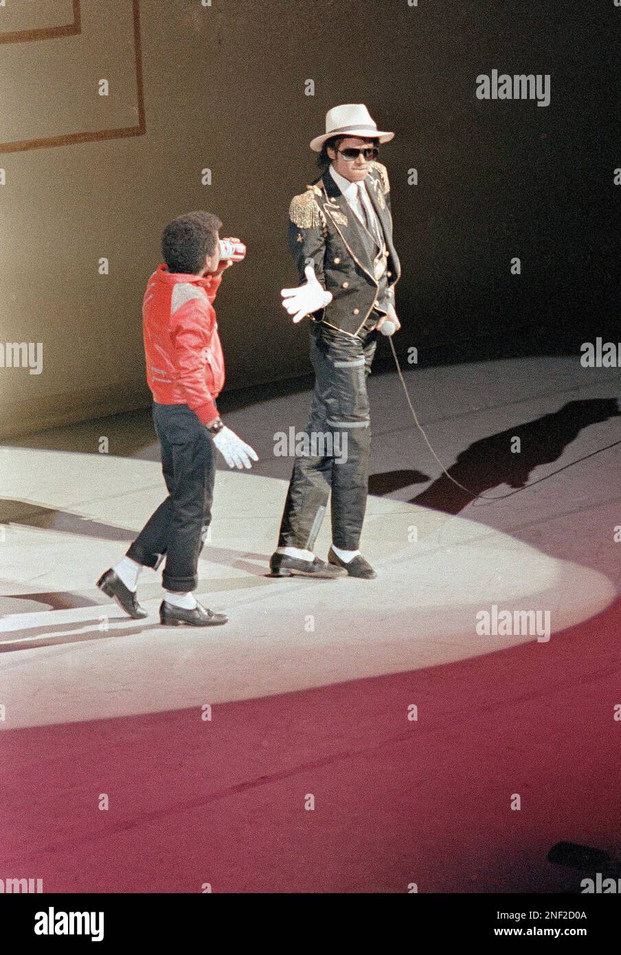 Michael Jackson, right, performs with Alfonso Ribeiro, of Broadway ...