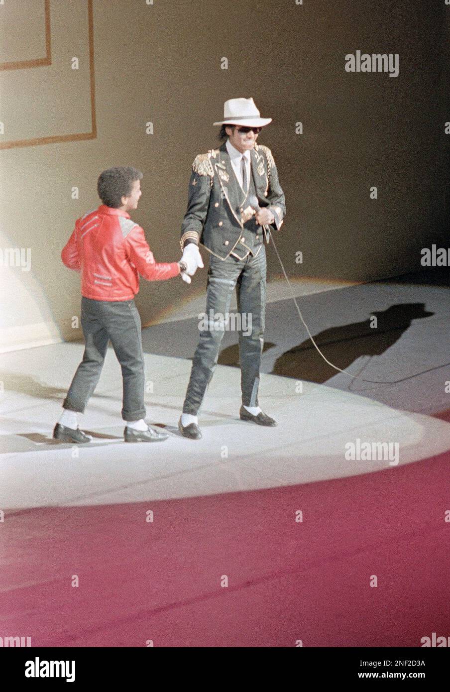 Michael Jackson, right, performs with Alfonso Ribeiro, of Broadway ...