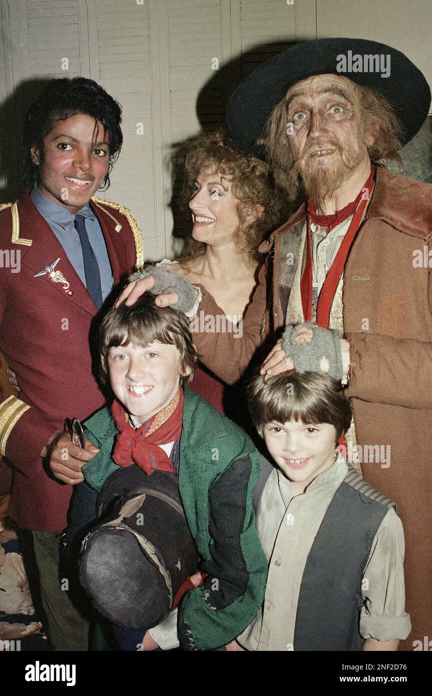 Michael Jackson appears with the Broadway cast of the musical “Oliver ...