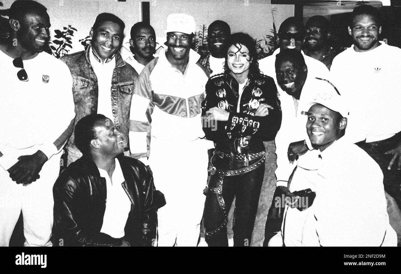 Pop star Michael Jackson poses with members of the San Francisco 49ers ...