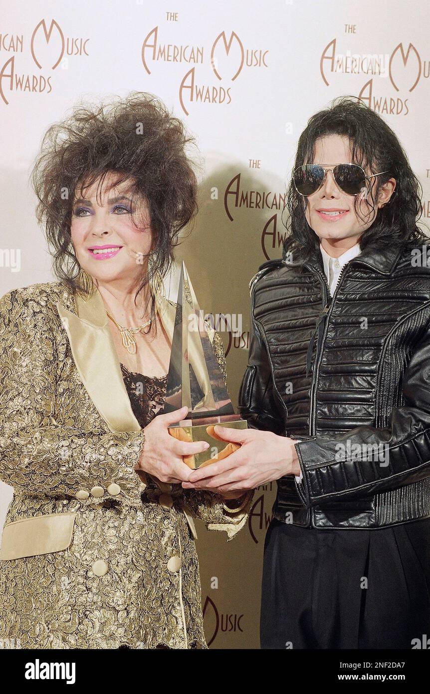 Elizabeth Taylor presented Michael Jackson with a career accomplishment ...