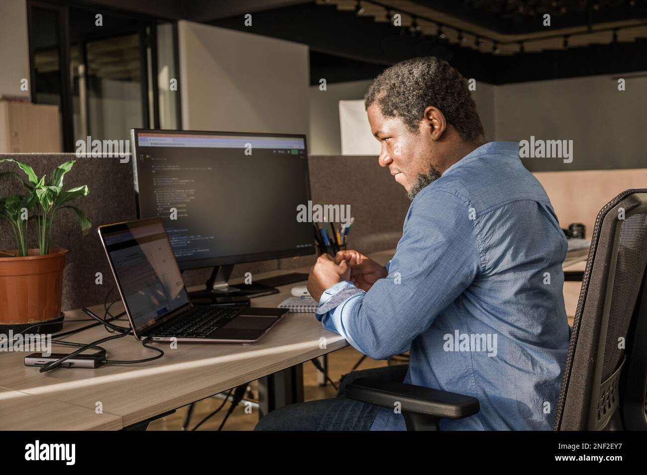 Video production man writing hi-res stock photography and images - Alamy