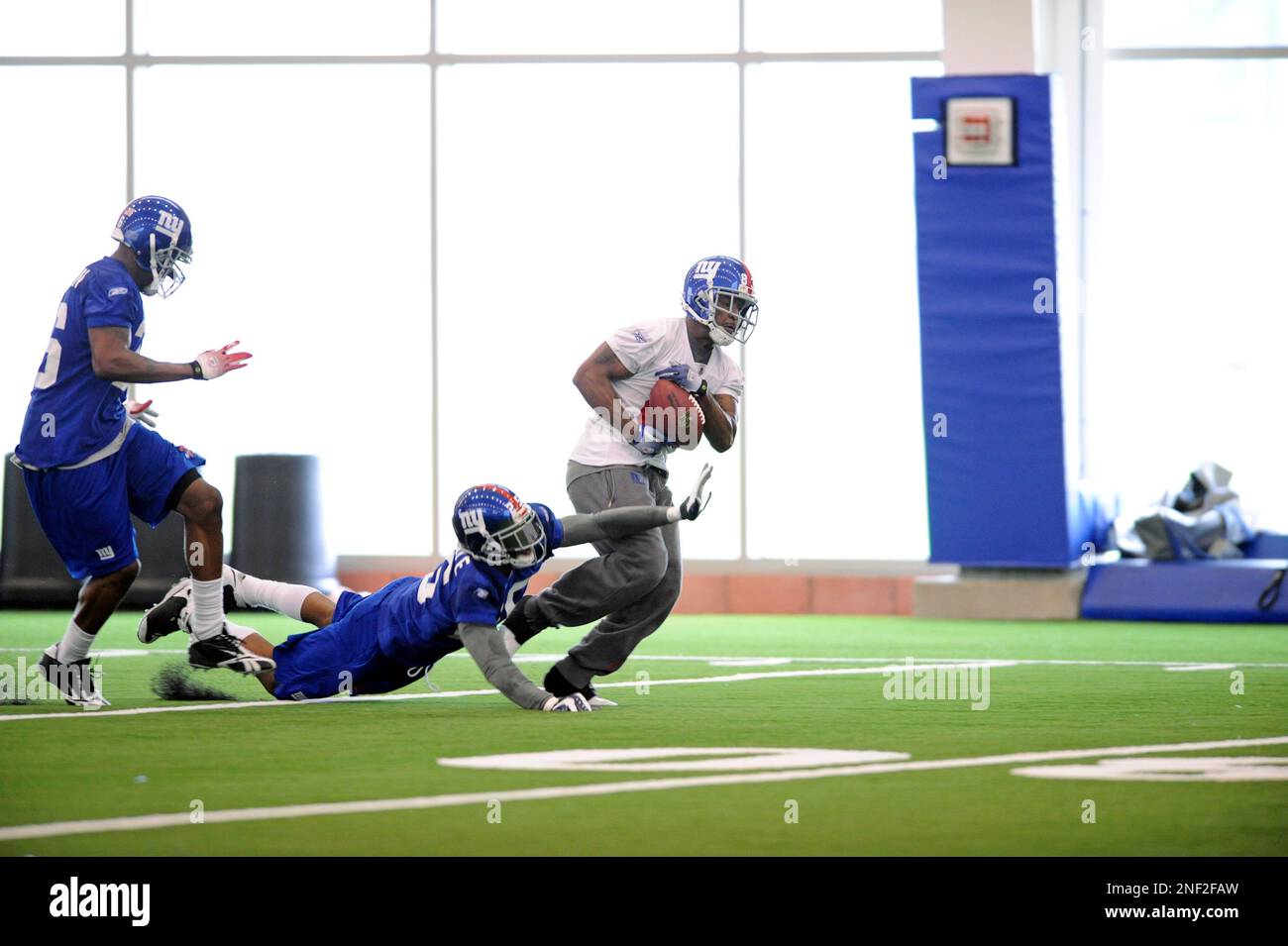 New York Giants' Sinorice Moss, right, makes a catch as Rashad ...