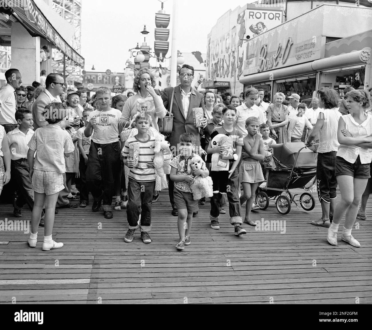 Steve Allen and wife Jayne Meadows at Rockaway Playland with his three ...