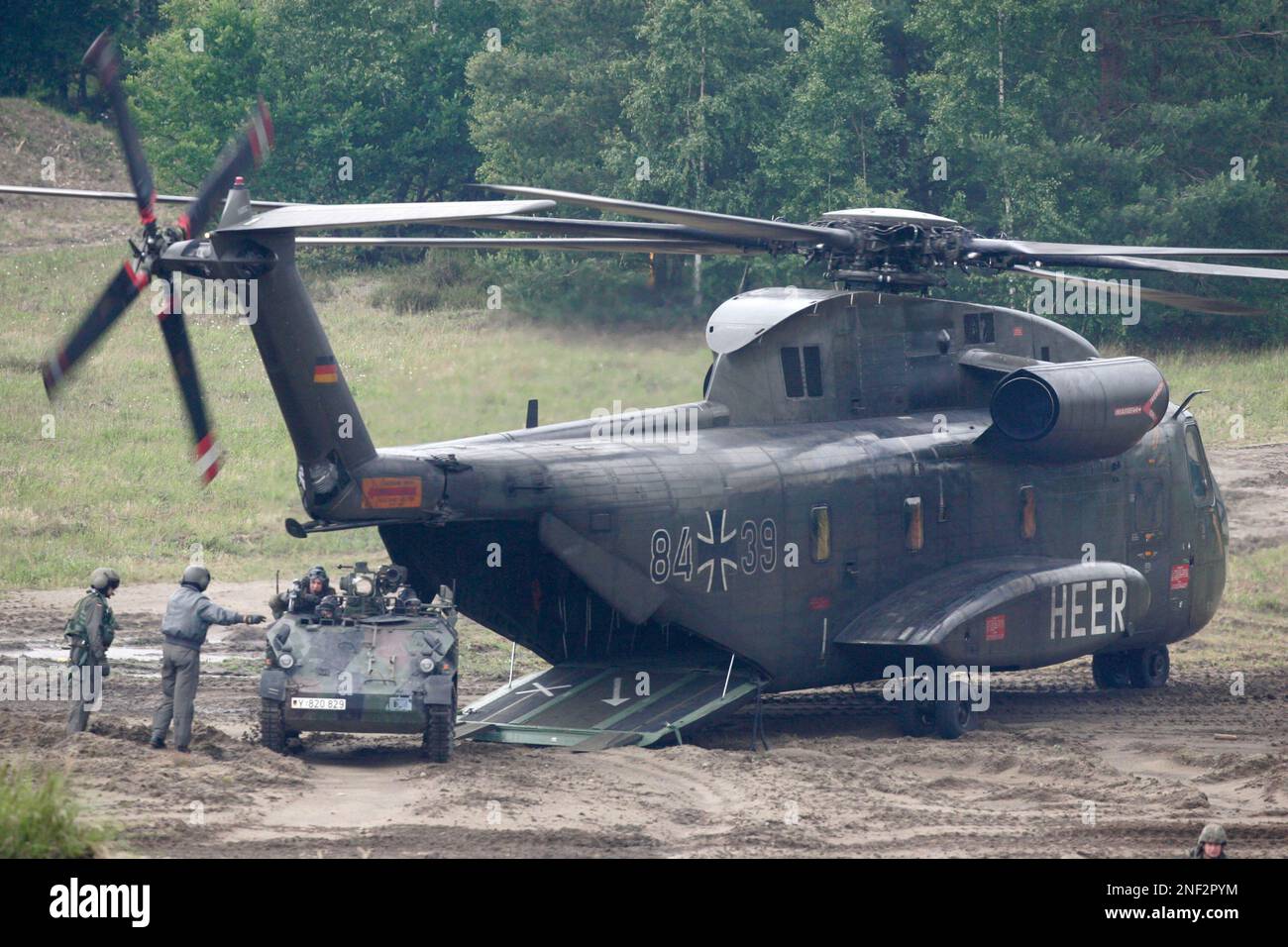 Ein Panzer Typ "Wiesel" wird von einem Transporthubschrauber "CH-53" am ...