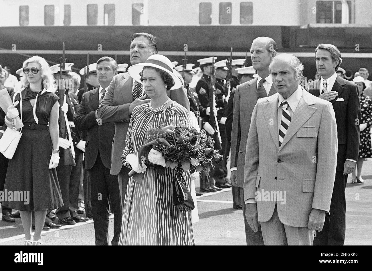 Queen Elizabeth II and Prince Philip stand with Philadelphia Mayor ...