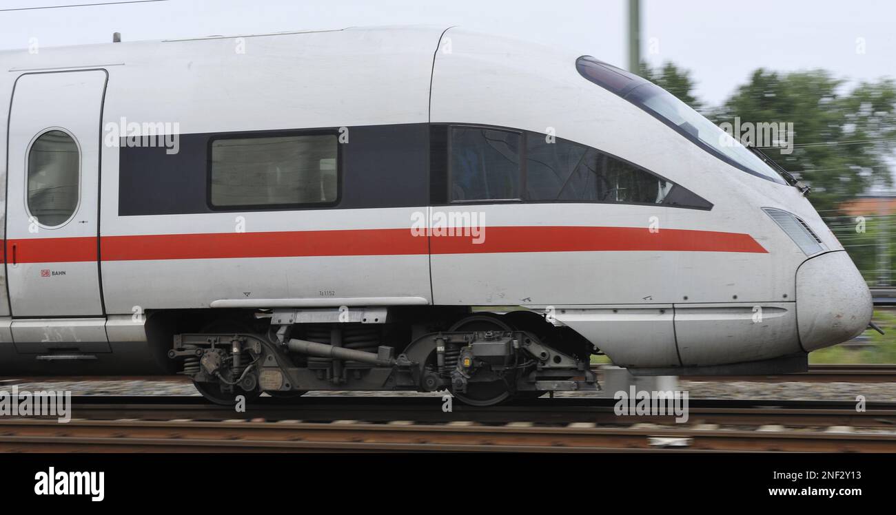Ein Intercity Express ICE faehrt am Montag, 15. Juni 2009, in den ...