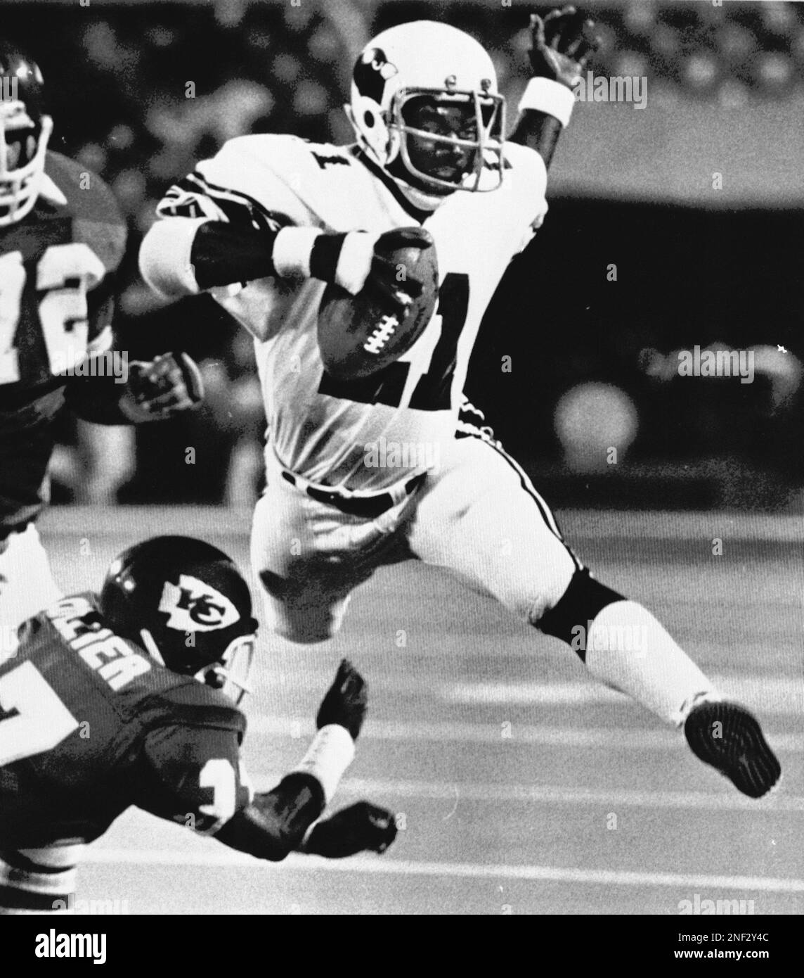 St. Louis Cardinals' Terry Metcalf, right, does his missing leg routine ...
