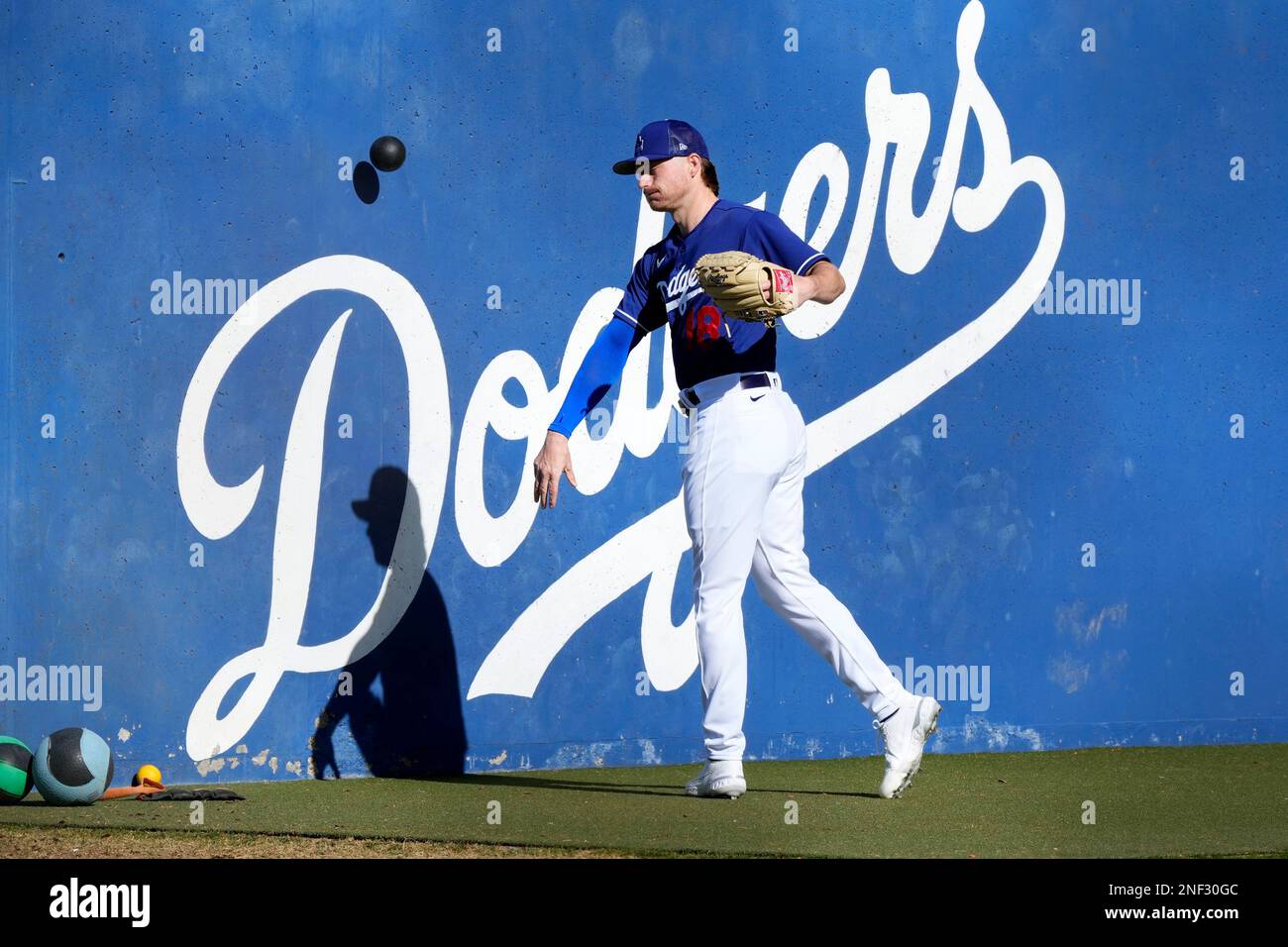 Los Angeles Dodgers relief pitcher Shelby Miller warms up during the ...