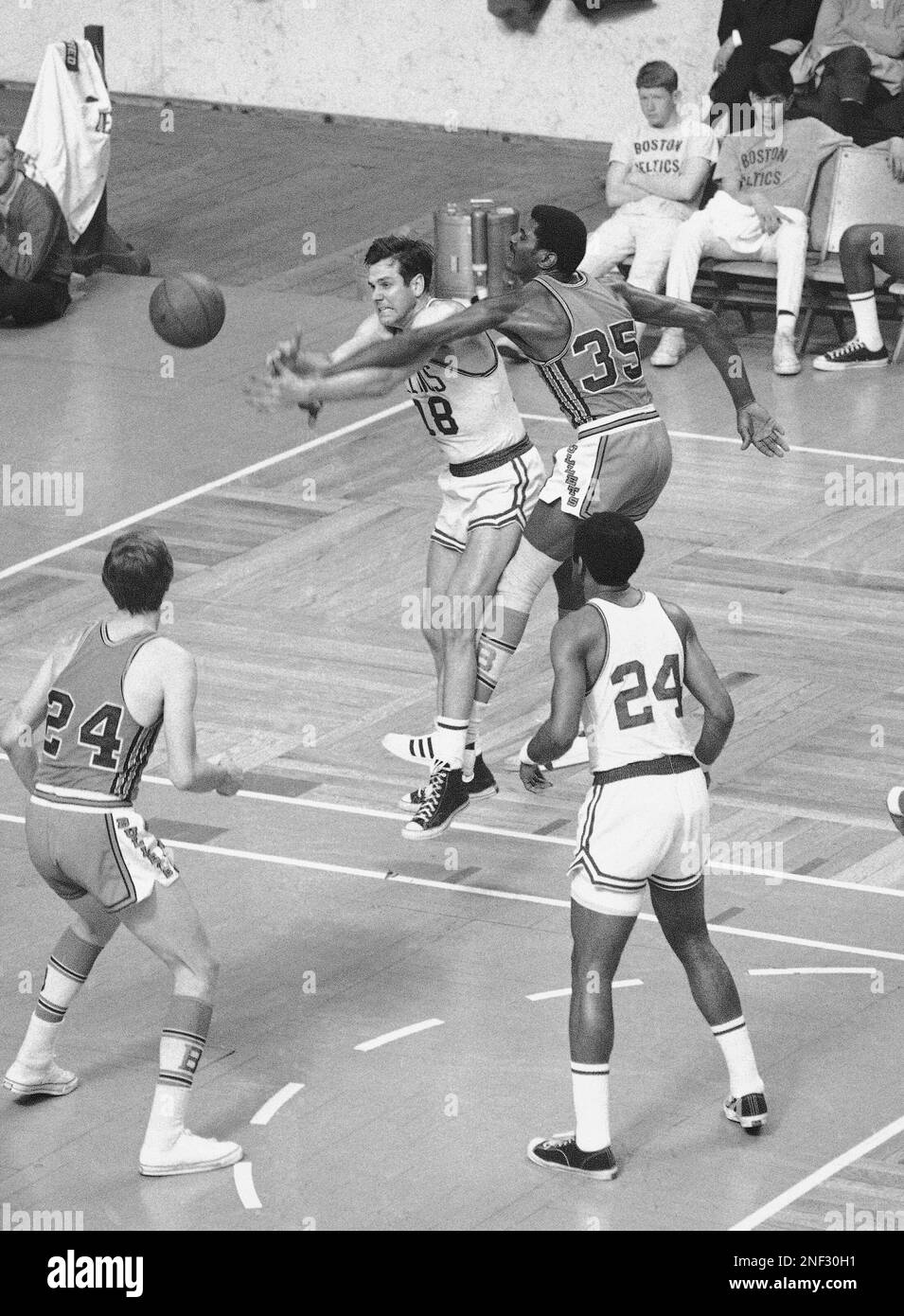 Baltimore Bullets’ Ed Manning (35), breaks up a lay-up shot by Bailey ...