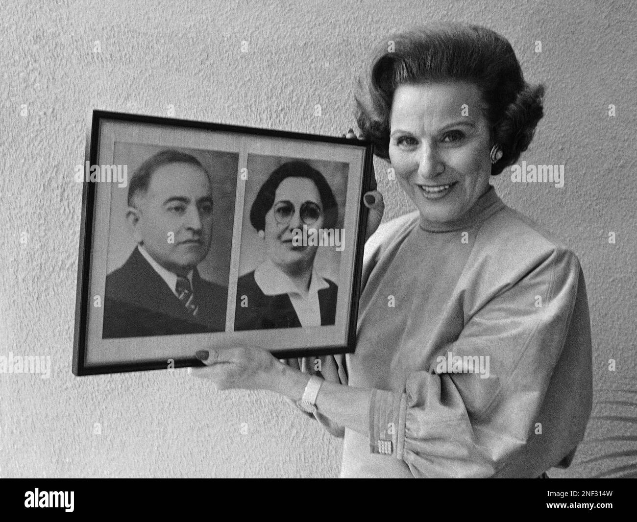 Abigail Van Buren holds a photograph showing her mother and father at ...
