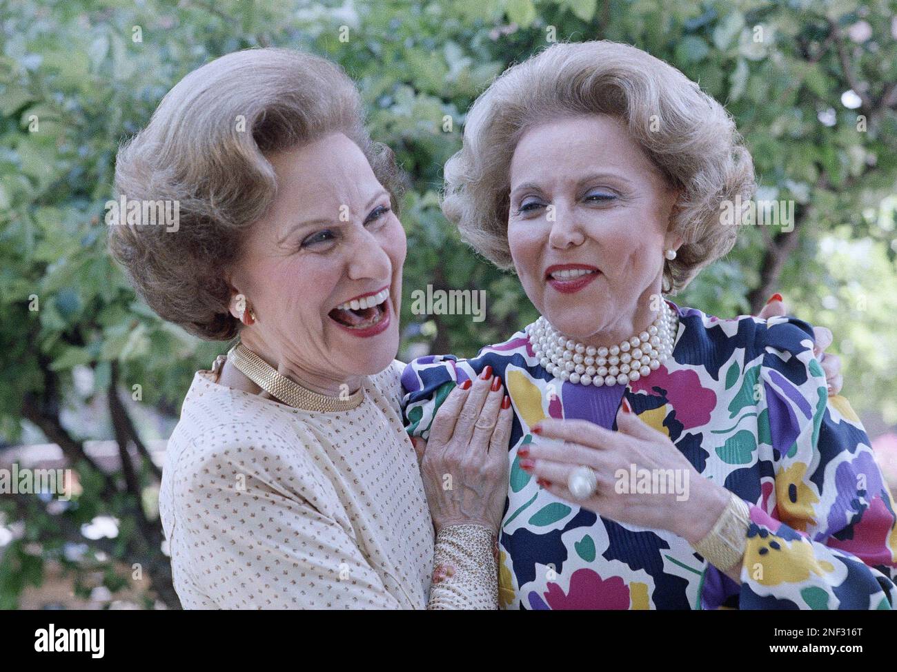 Famous advice columnists Abigail Van Buren, left, and twin sister Ann ...