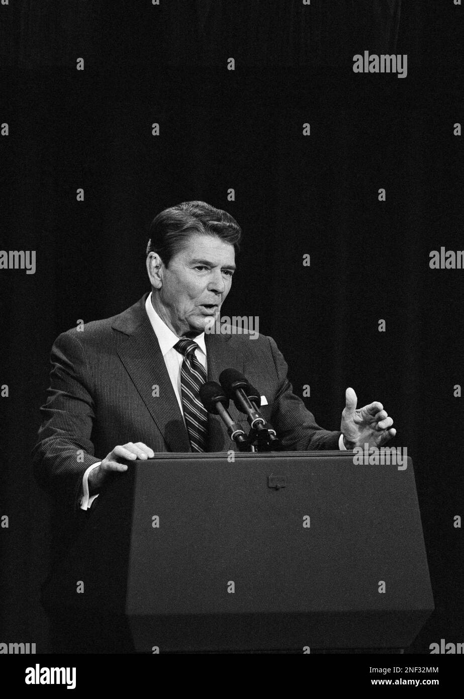 President Ronald Reagan makes a point during the presidential debate at ...