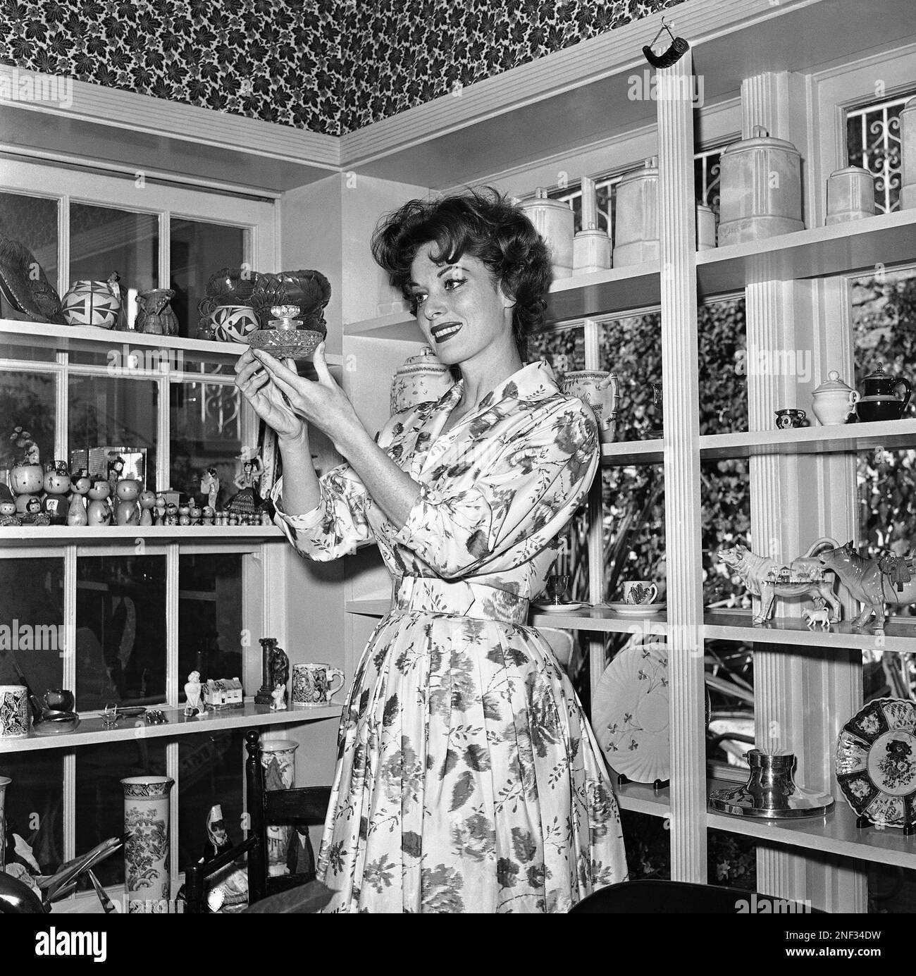 Movie and stage star Maureen O’Hara, seen June 16, 1960, collects ...