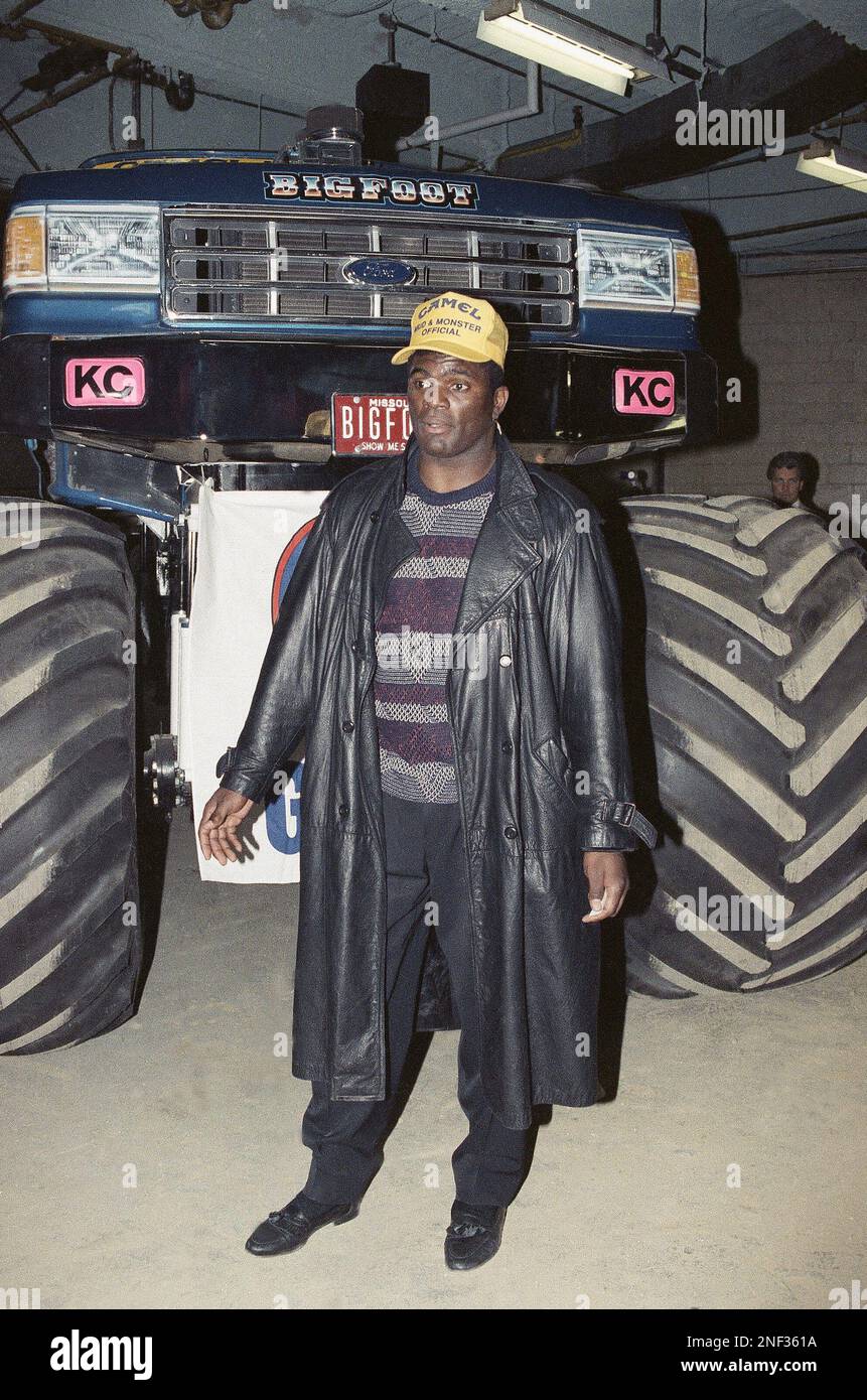 New York Giants linebacker Lawrence Taylor poses for photographers ...