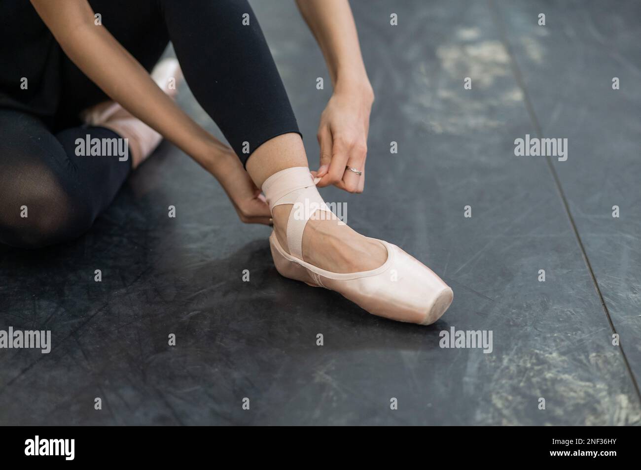 Black ballerinas on pointe hi-res stock photography and images - Alamy