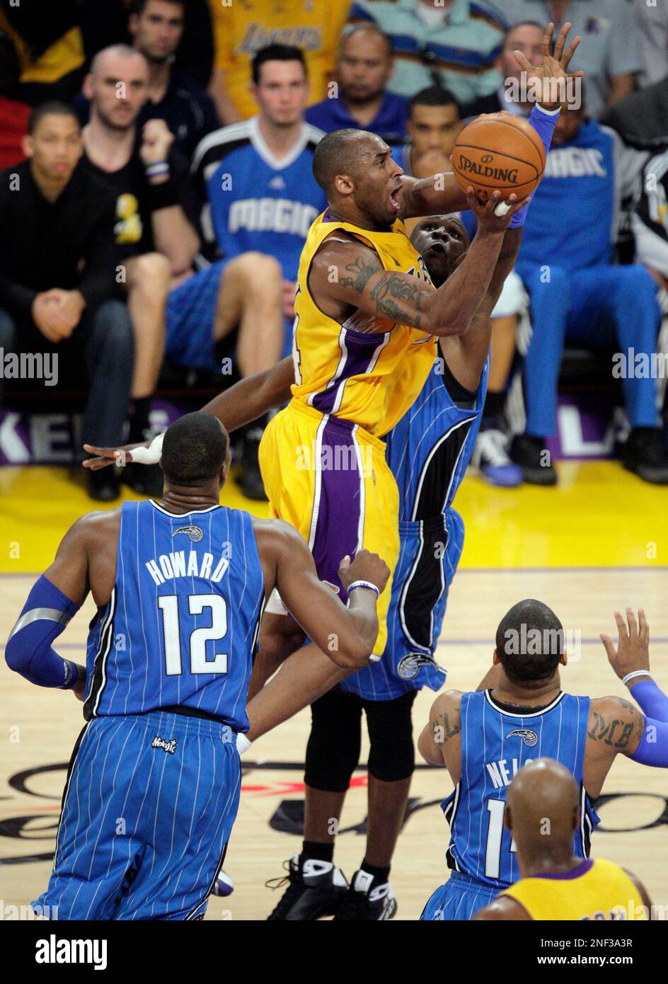 Los Angeles Lakers guard Kobe Bryant (24) drives to the basket during ...