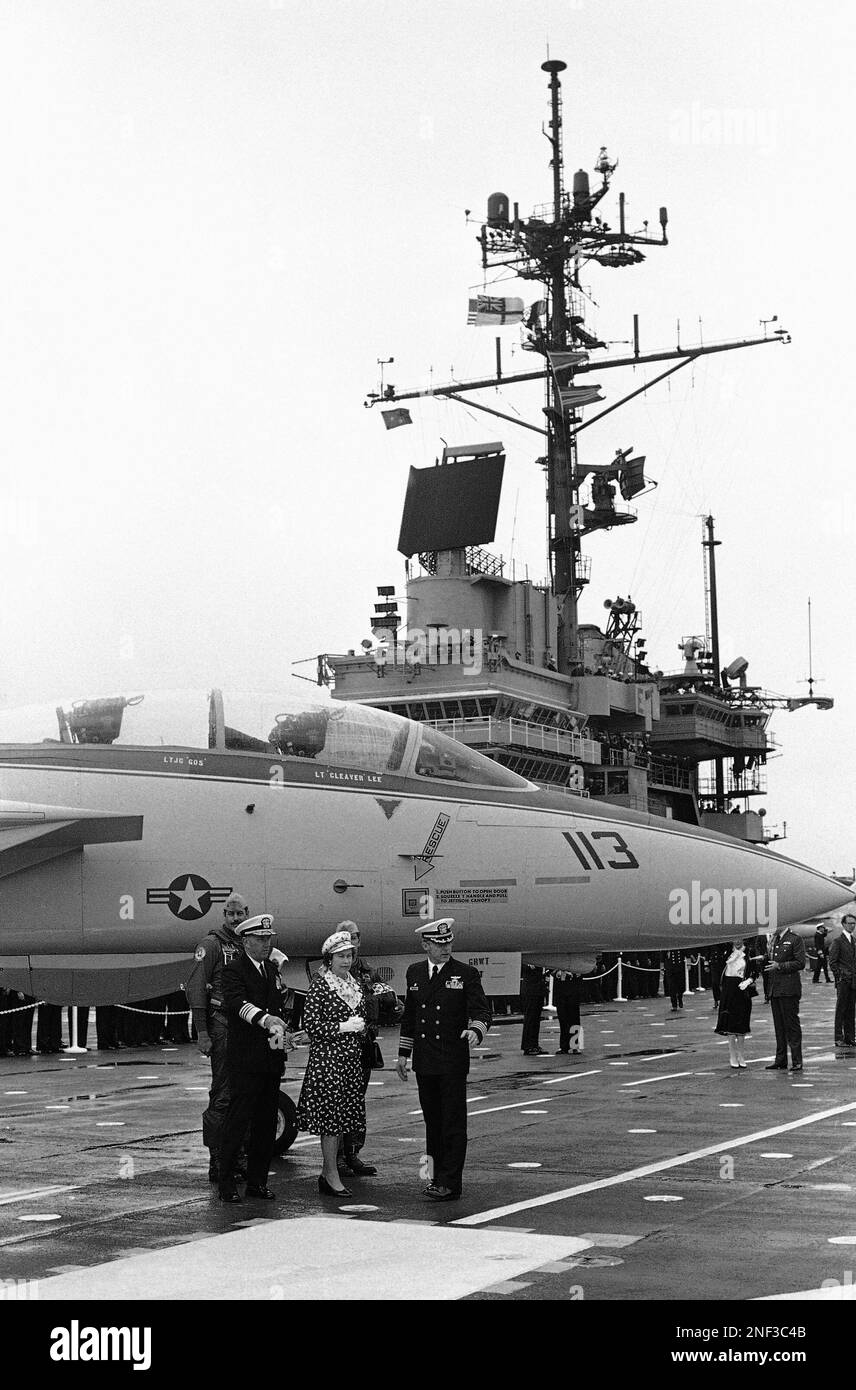 Queen Elizabeth II gets a briefing on the operations of the U.S. Navy ...