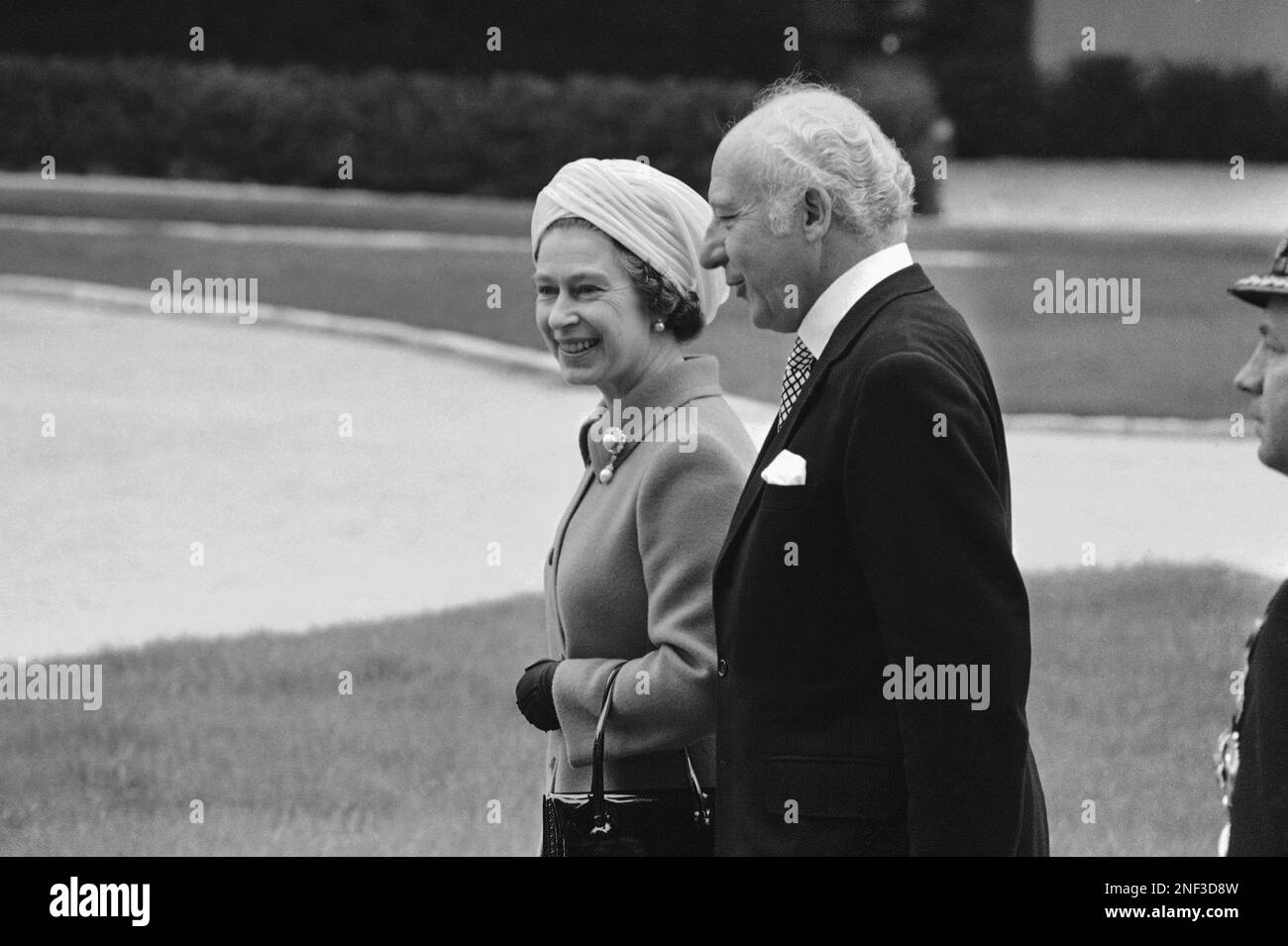British Queen Elizabeth and West German President Walter Scheel stroll ...