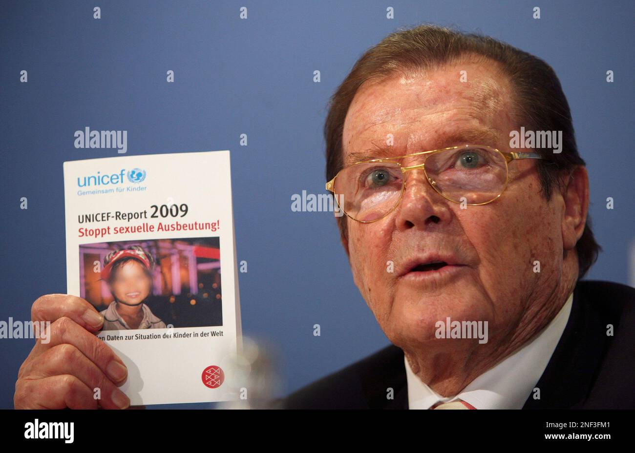 UNICEF-Botschafter Roger Moore haelt am Dienstag, 2. Juni 2009, in ...
