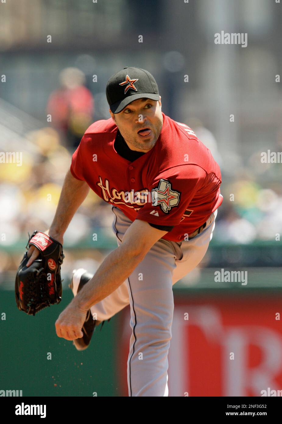 Houston Astros pitcher Mike Hampton throws in the third inning against ...