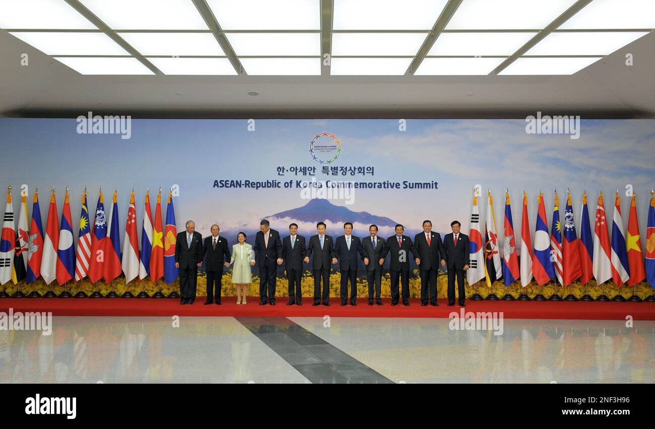 A group of ASEAN leaders, from left, Malaysian Prime Minister Najib ...