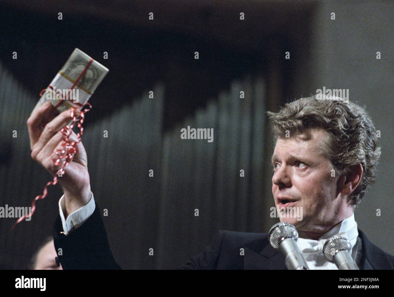American pianist Van Cliburn hands over $10,000 tied with pink ribbon ...