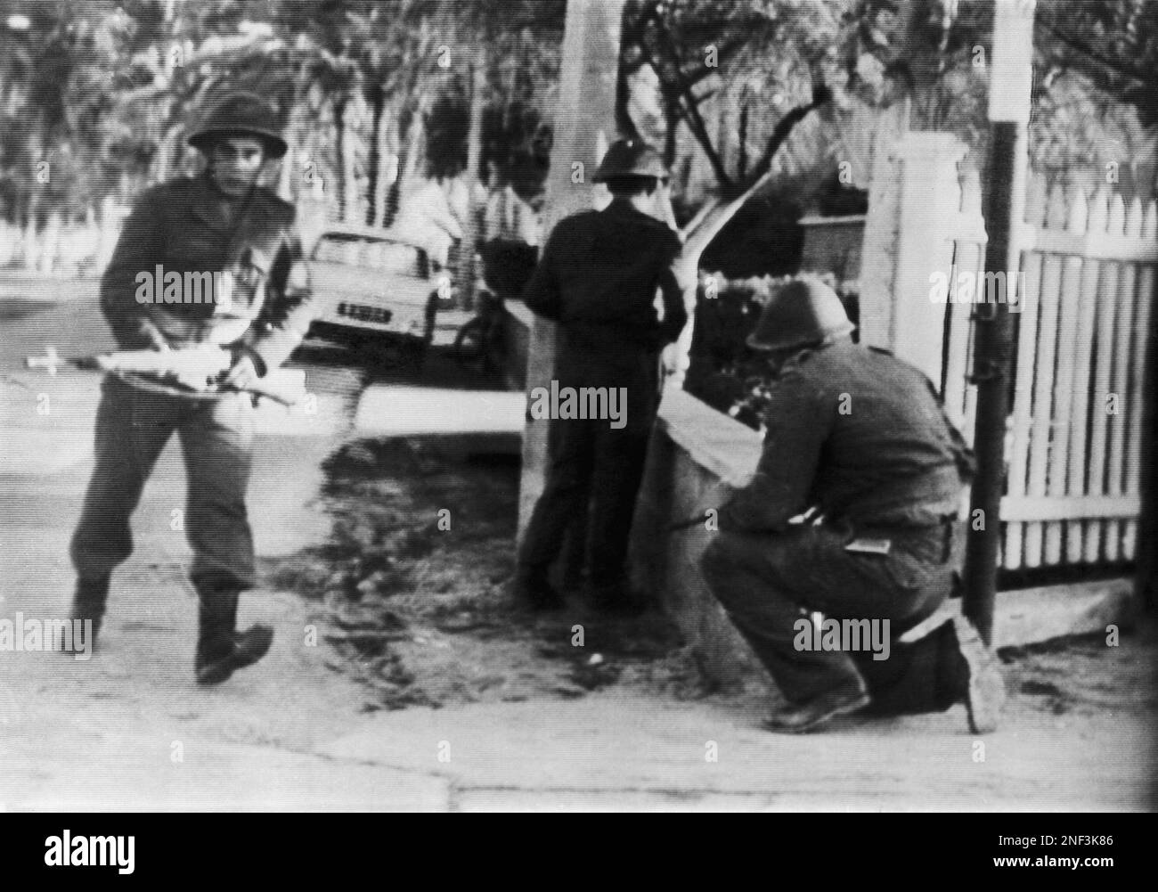 Greek and Turkish Cypriots in battle Greek Soldiers of the Cyprus army ...