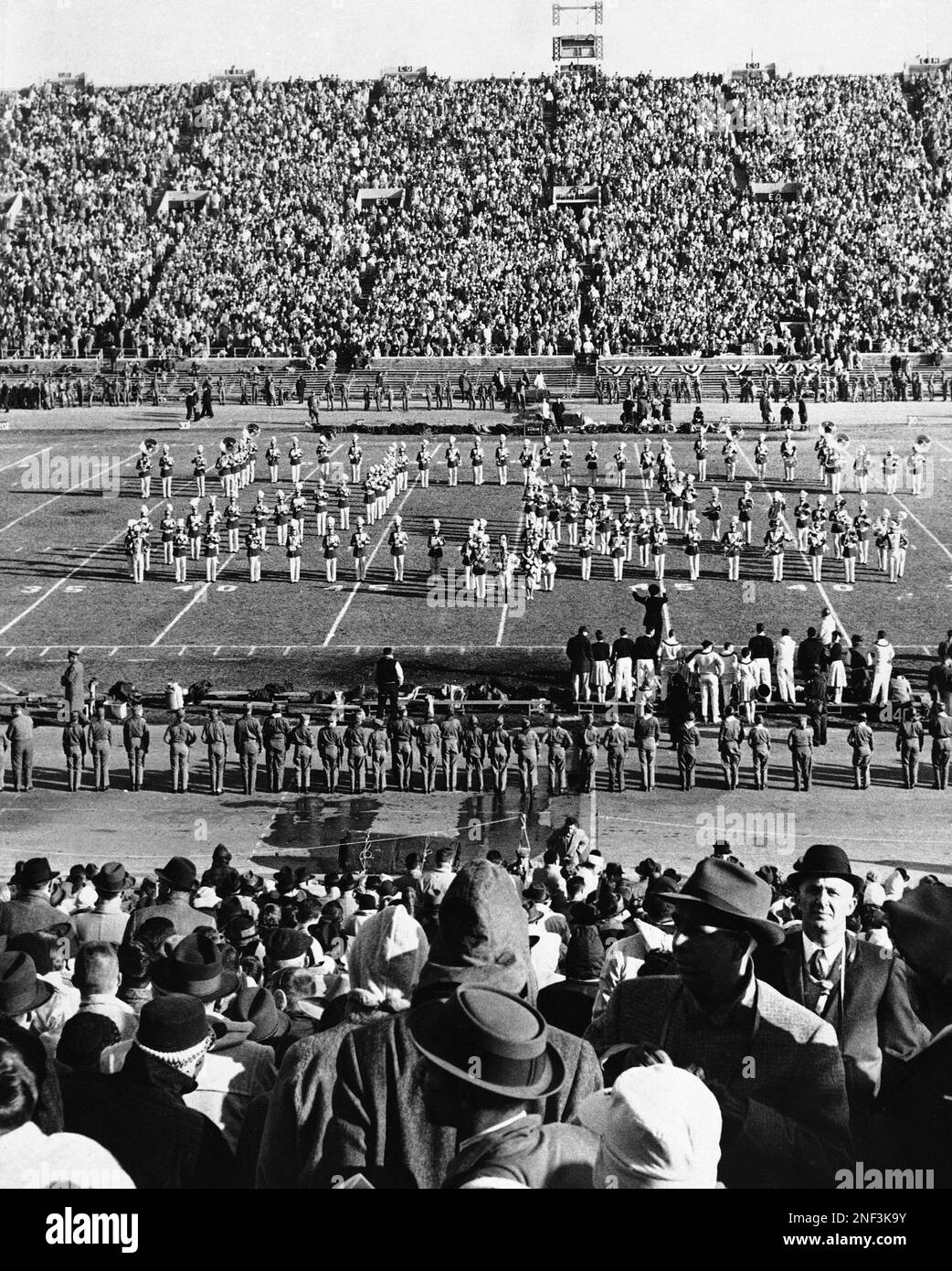 Members of the University of Alabama band forming a liberty bell ...