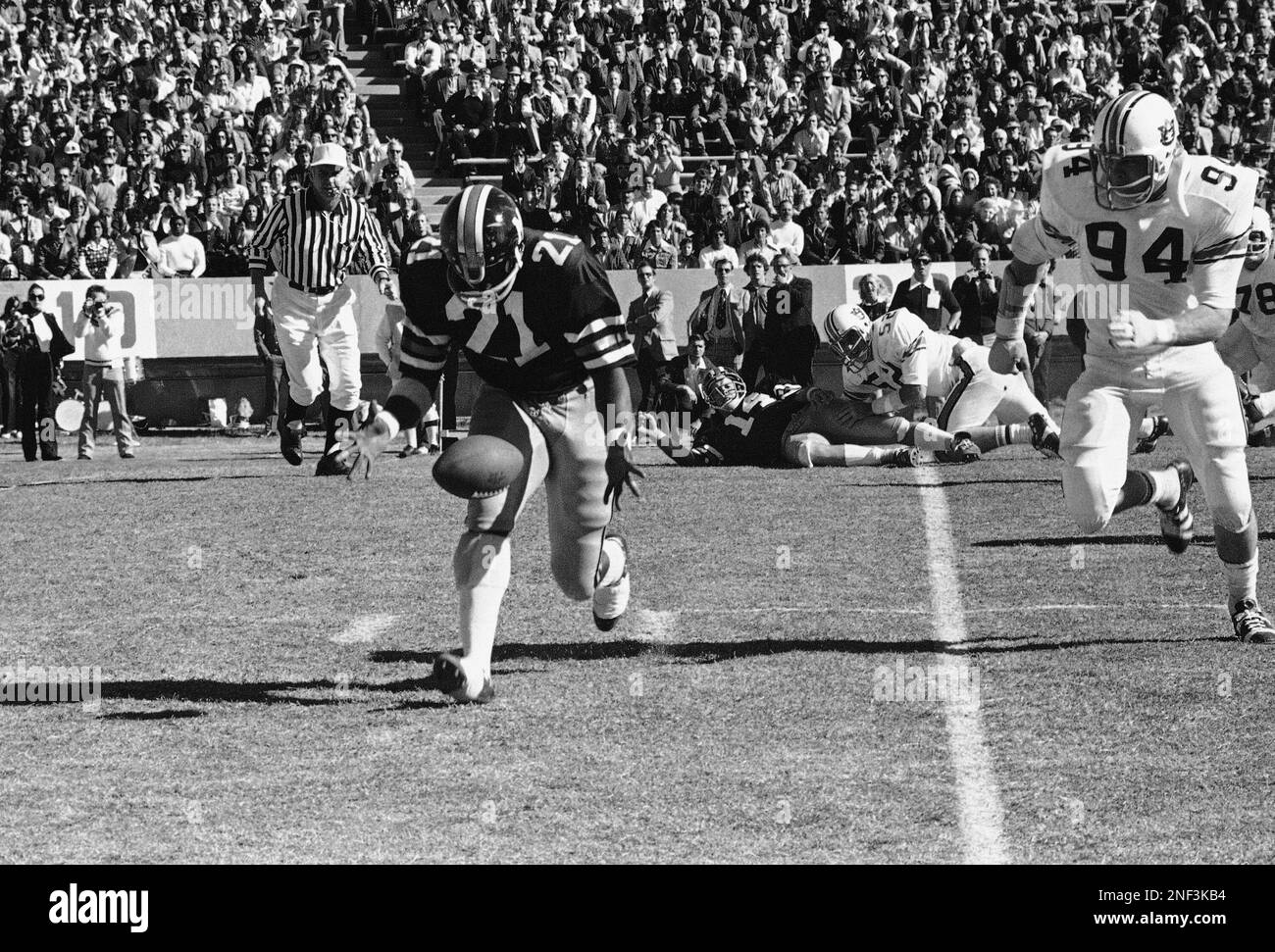 Missouri tailback Tommy Reamon (21) chases down a pitchout from ...