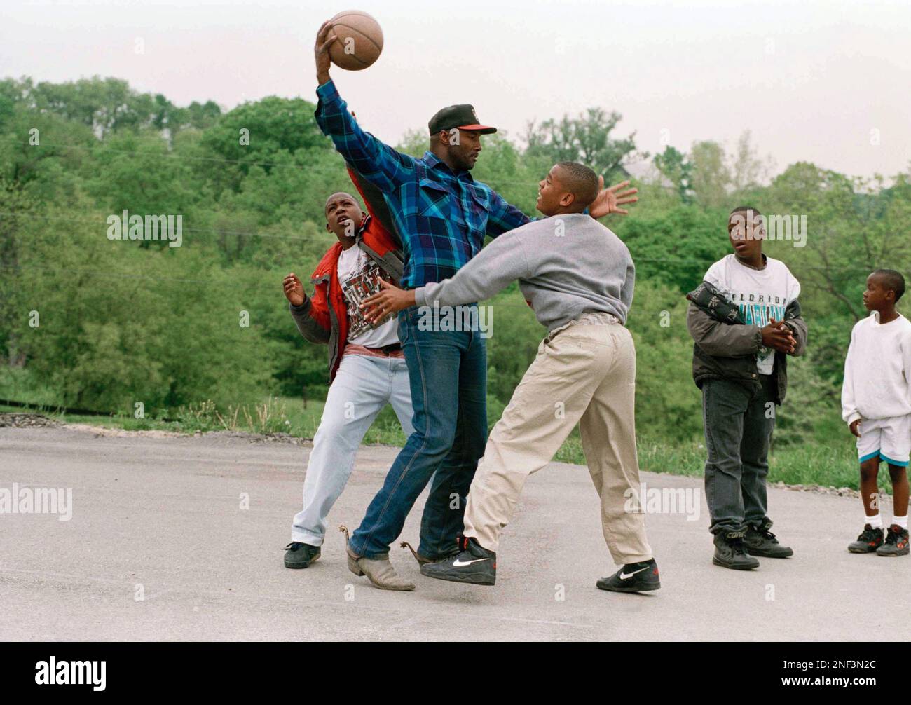 Mel Blount plays basketball with kids at his Youth Home in Claysville ...