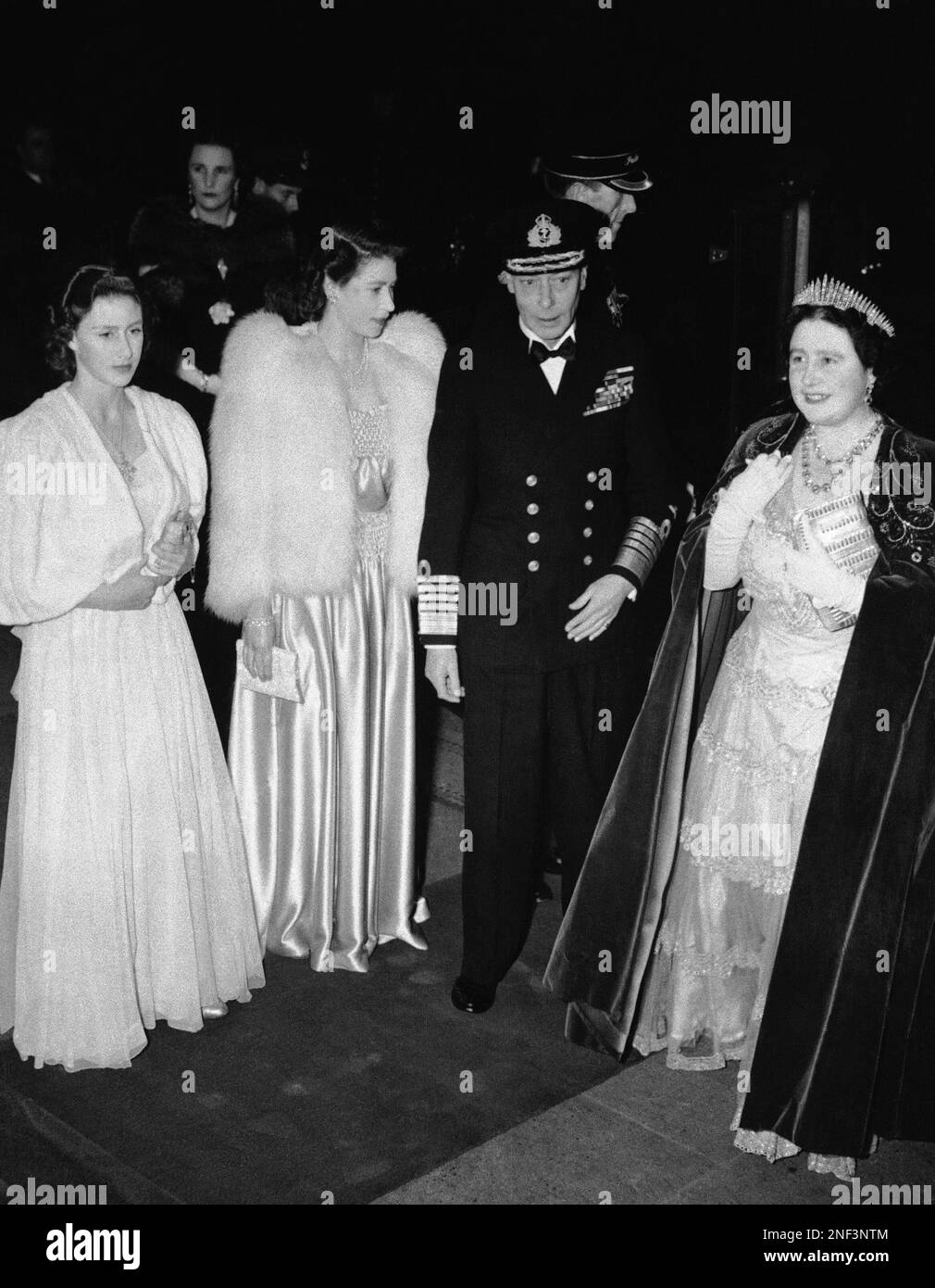 Princess Margaret Rose and Elizabeth, King George VI and Queen ...