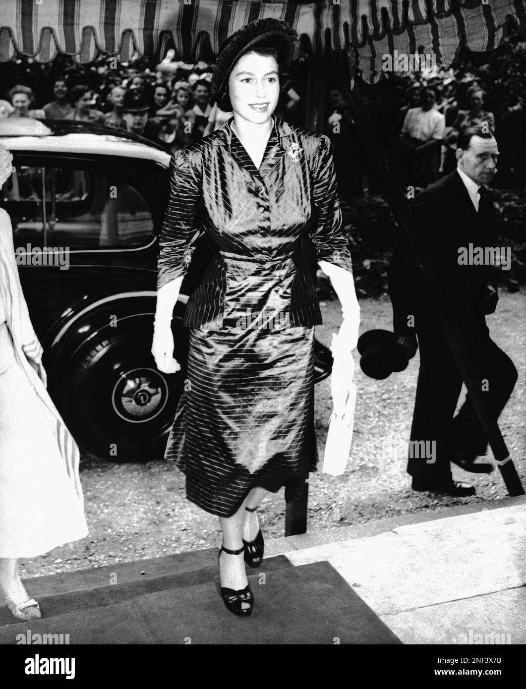 Princess Elizabeth arrives at St. Peter's Church in London on July 20 ...