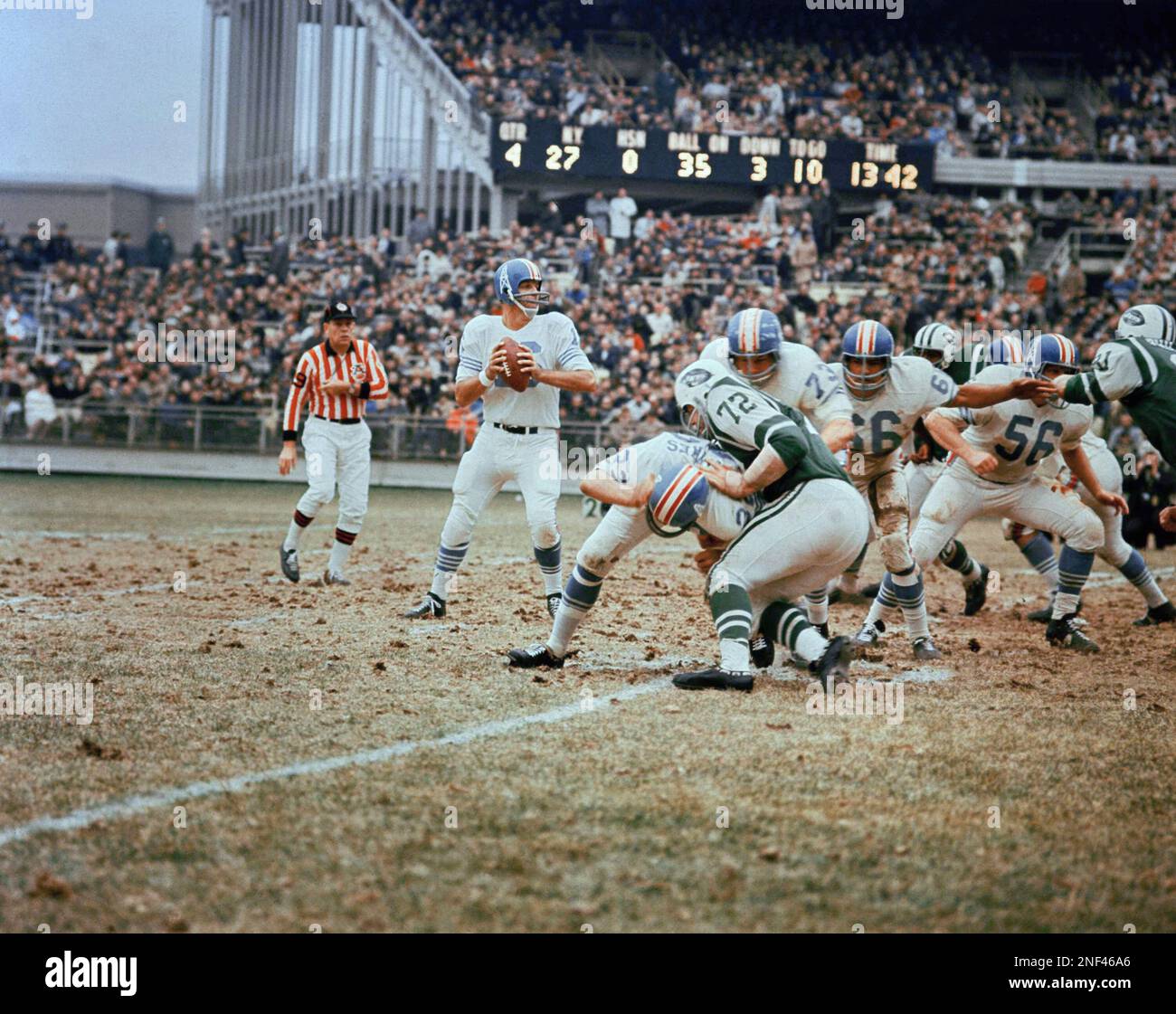 George Blanda (16) of the Houston Oilers is shown in action during game ...