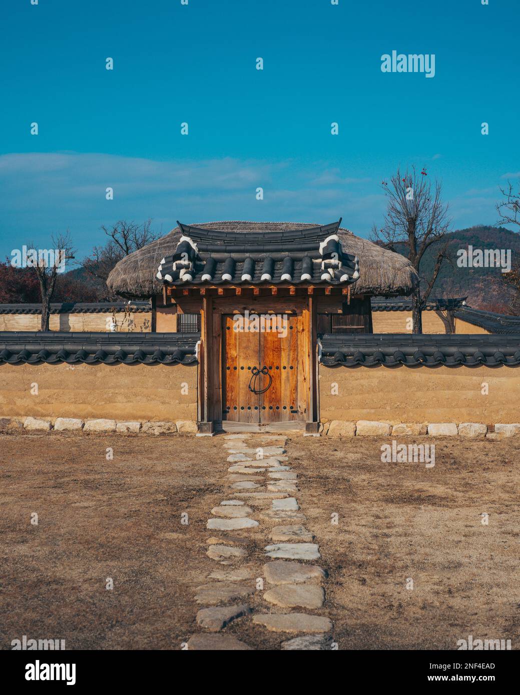Korean traditional gate hi-res stock photography and images - Alamy