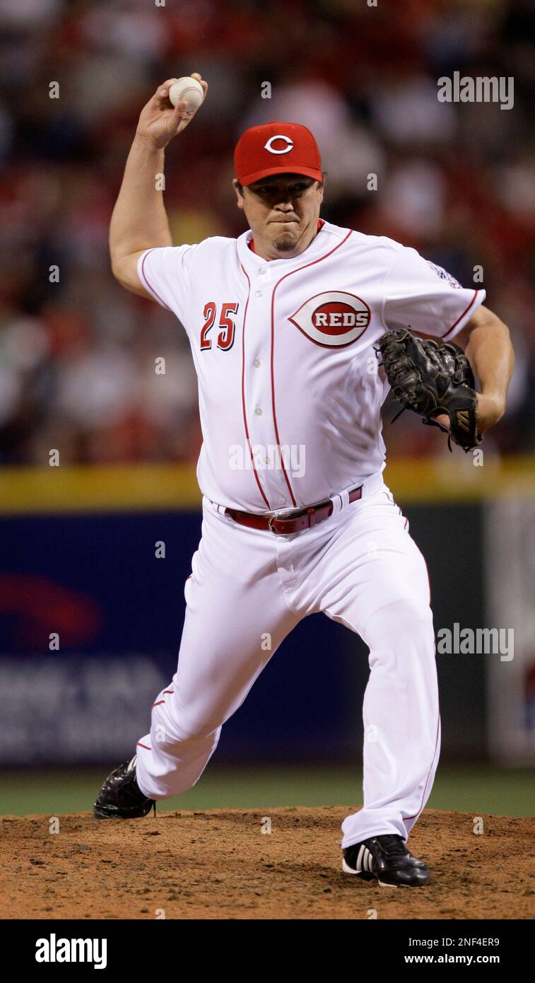 Cincinnati Reds reliever David Weathers pitches in a baseball game ...