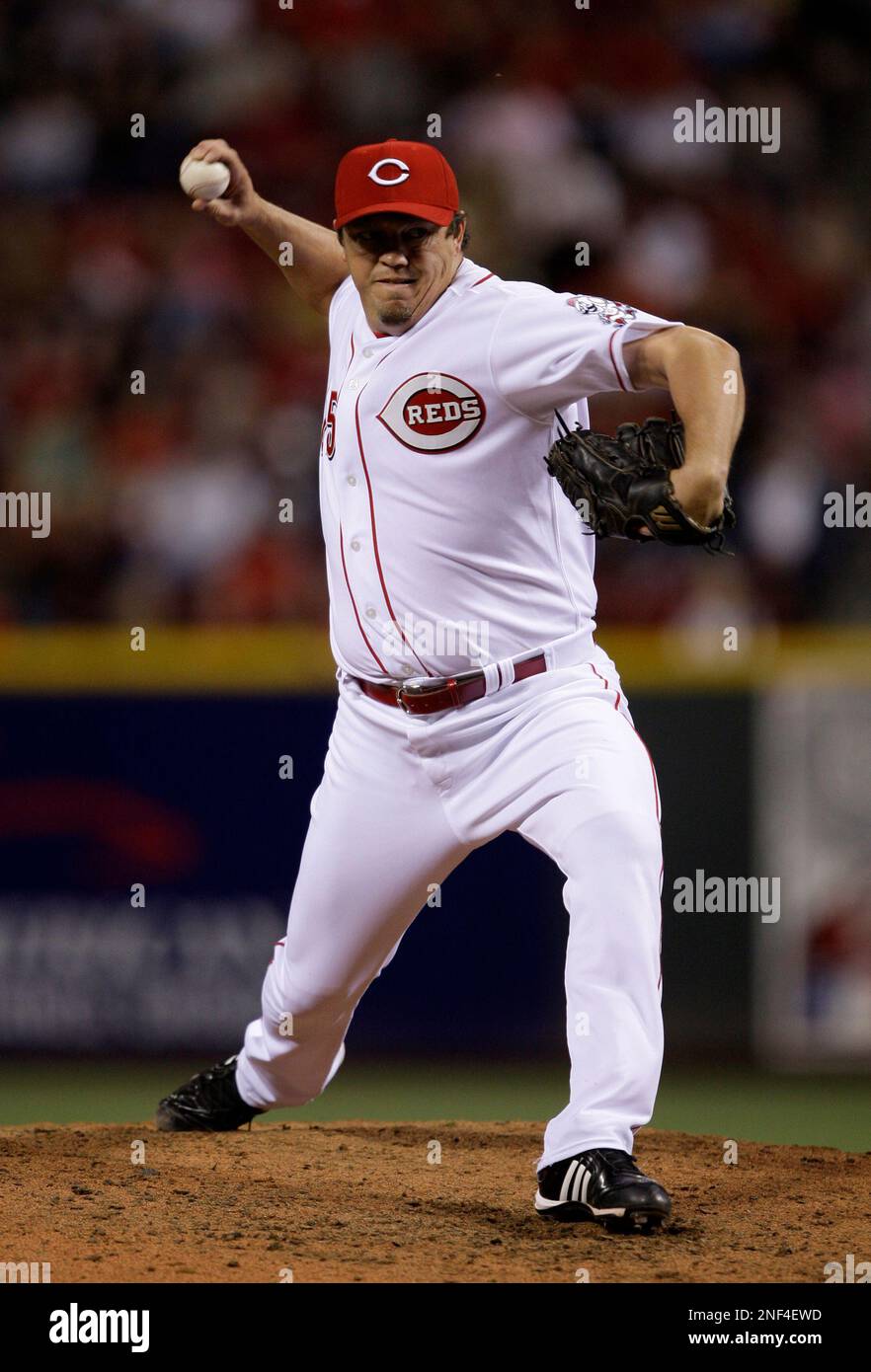 Cincinnati Reds reliever David Weathers pitches in a baseball game ...