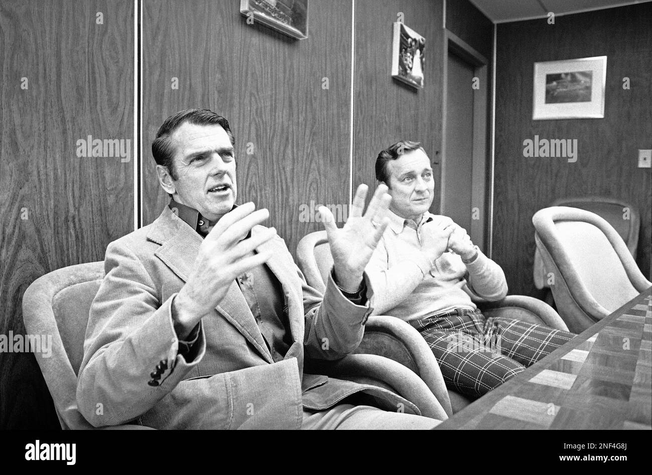 ashington Redskins head coach George Allen, left, talks with newly ...