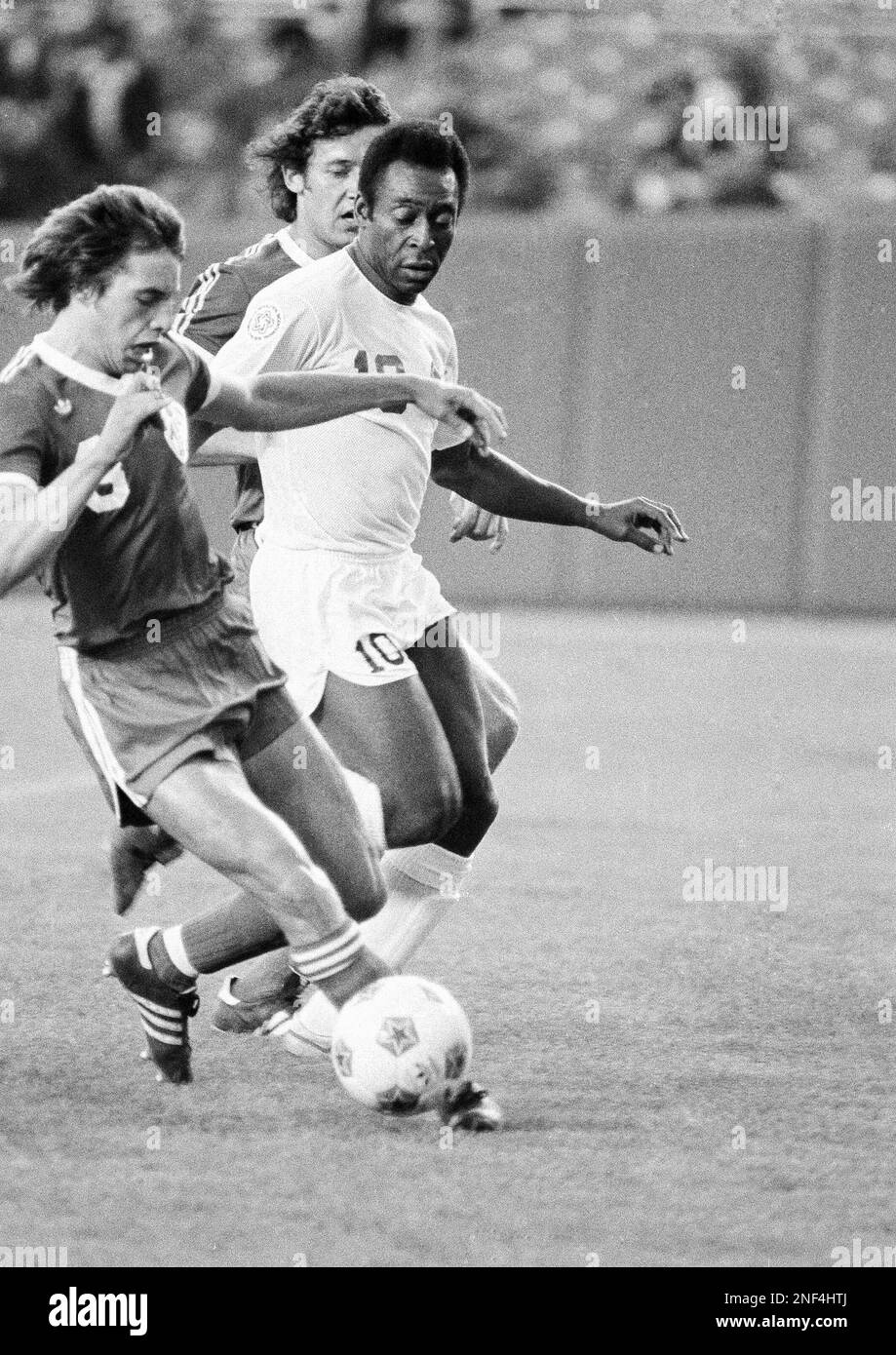New York Cosmos' Pele finds himself sandwiched in between Hartford ...