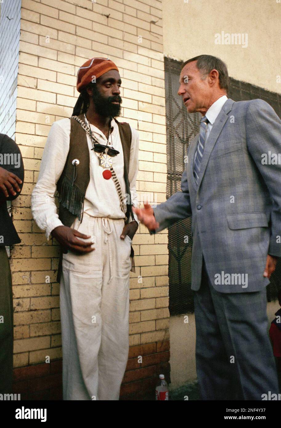Los Angeles police chief Daryl Gates, right, talks with homeless ...