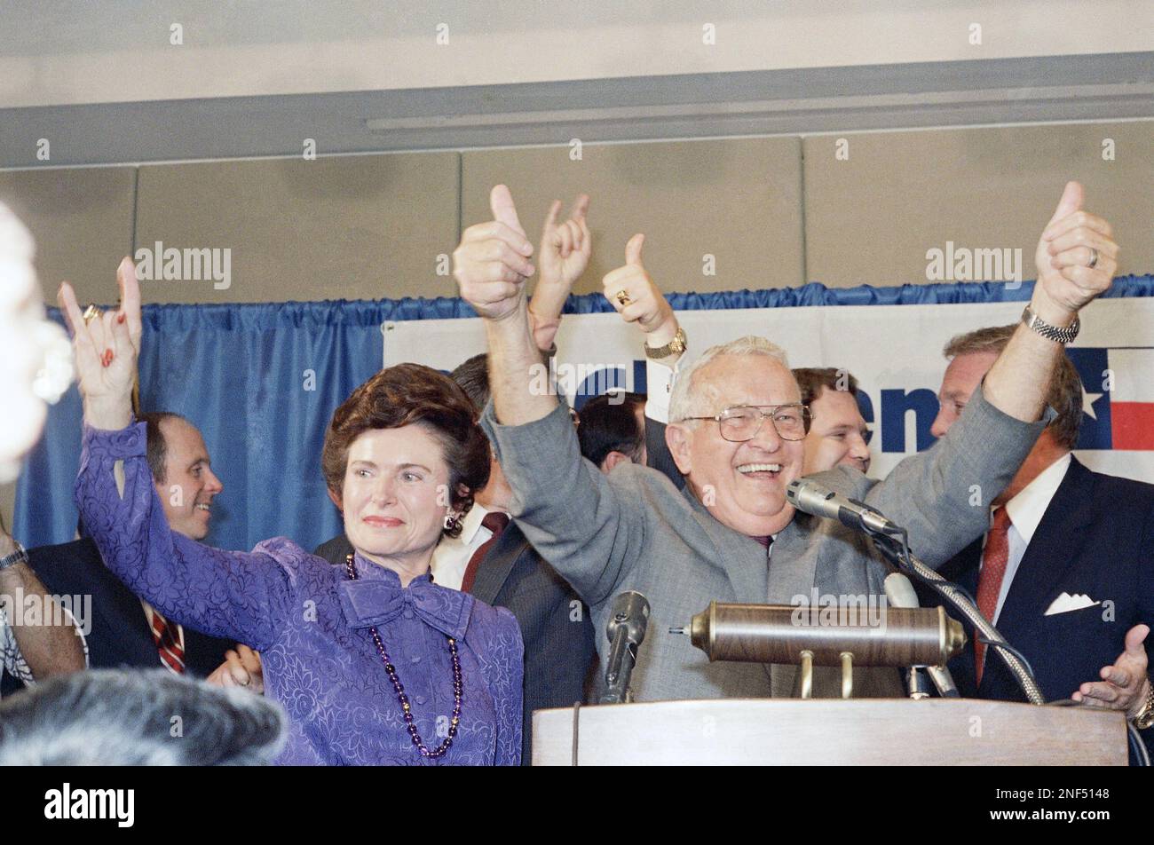 Former Texas Gov. Bill Clements and his wife Rita acknowledge the ...