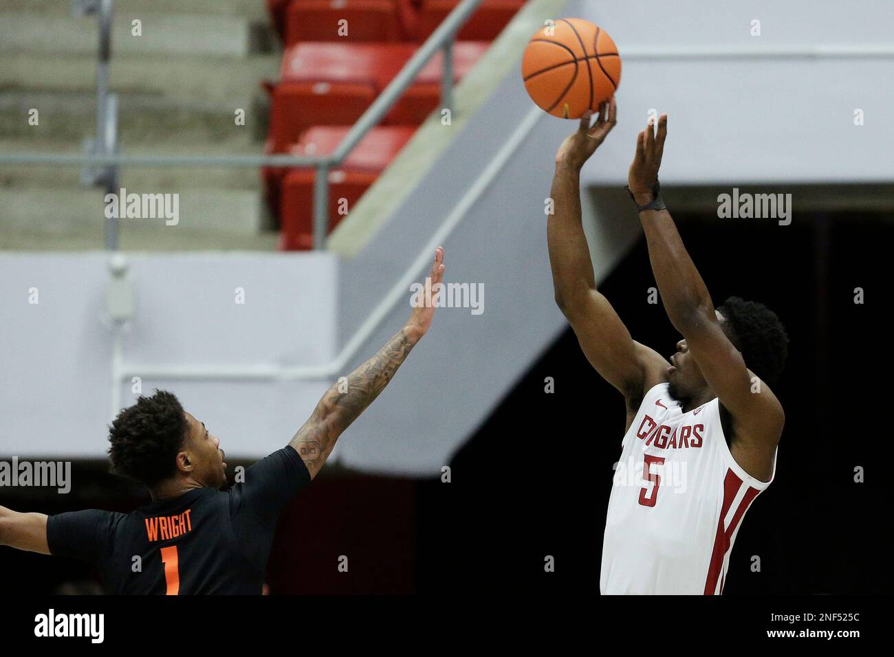 Washington State guard TJ Bamba (5) shoots while defended by Oregon ...