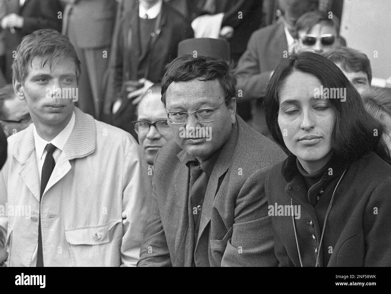 U.S. American folk singer Joan Baez, right is pictured with Wolfgang ...