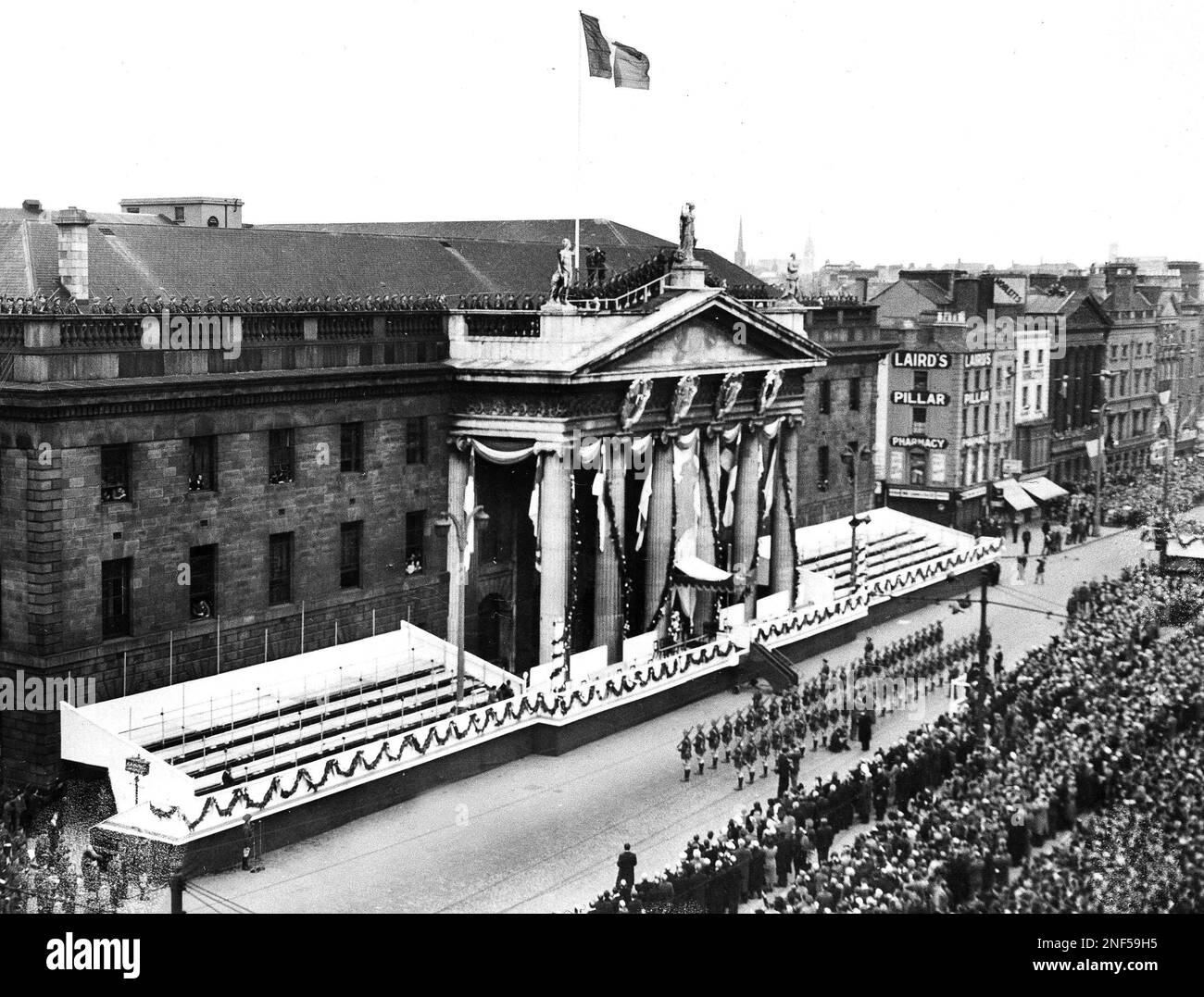 Official raising of the Irish flag at Dublin's General Post Office ...