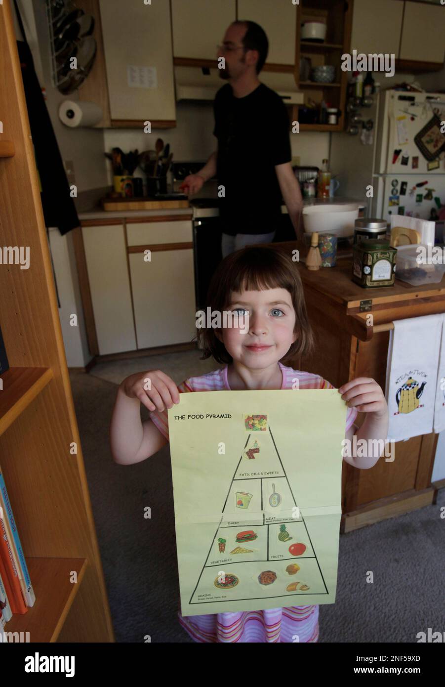 ** HOLD FOR SHOUN HILL ** Iris Amster-Burton, 5, shows off the food ...