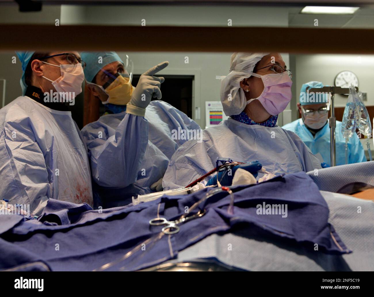 **HOLD FOR NEERGARD STORY**Surgeons Elliot Levy, left, Bradford Wood ...
