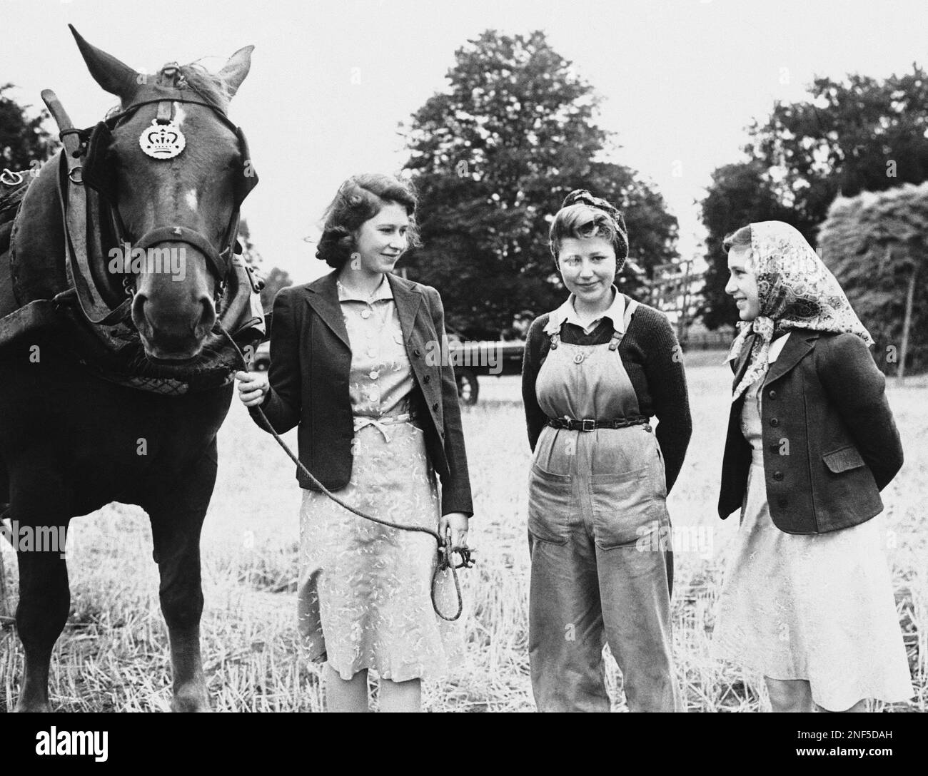 Princess Elizabeth, left, and Princess Margaret Rose, right, chat with ...